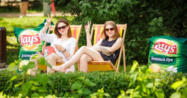 Яркий летний декор на празднике Lay’s в Сокольниках | Event.ru